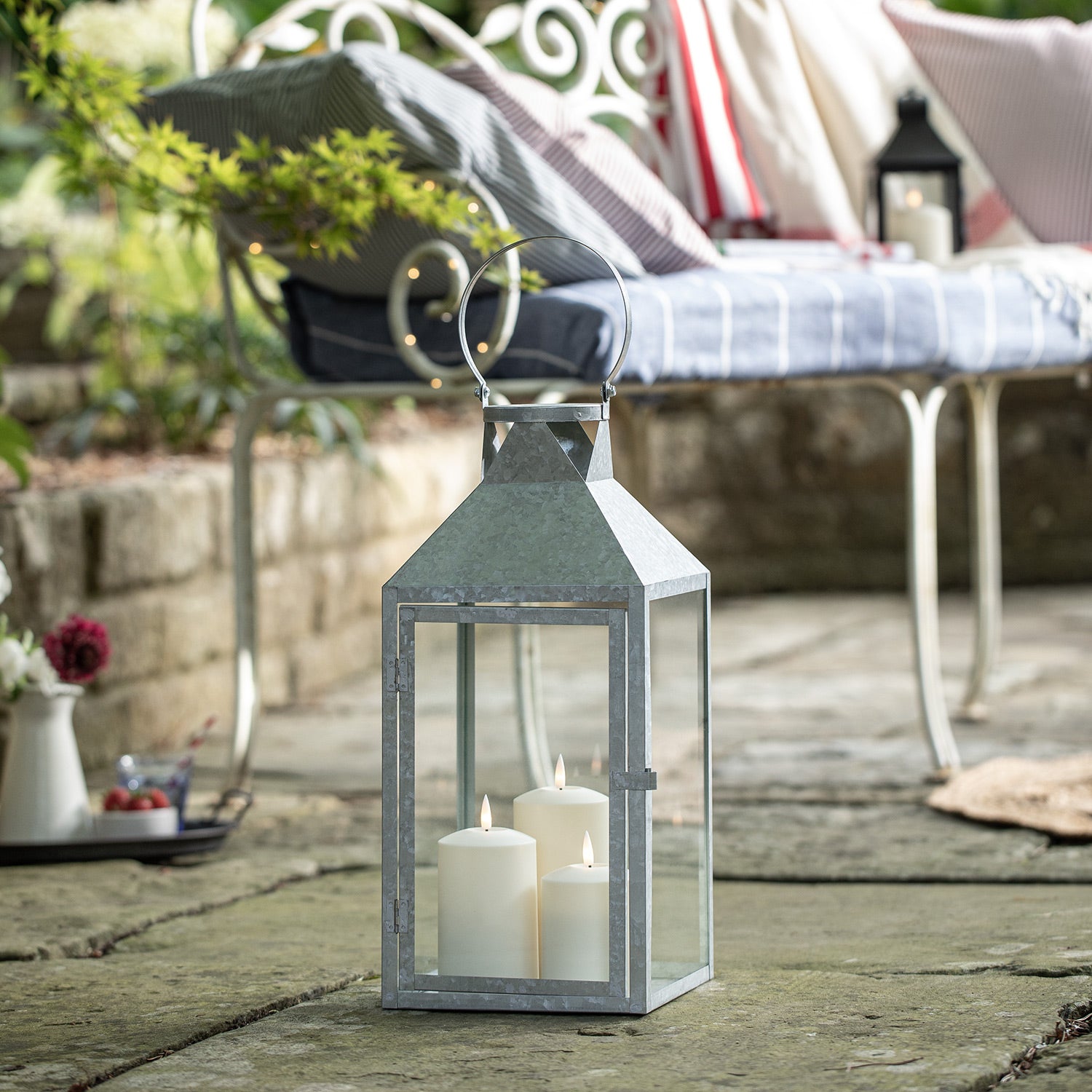 Große Hayle Outdoor Laterne aus verzinktem Stahl mit 3 TruGlow® Outdoo ...