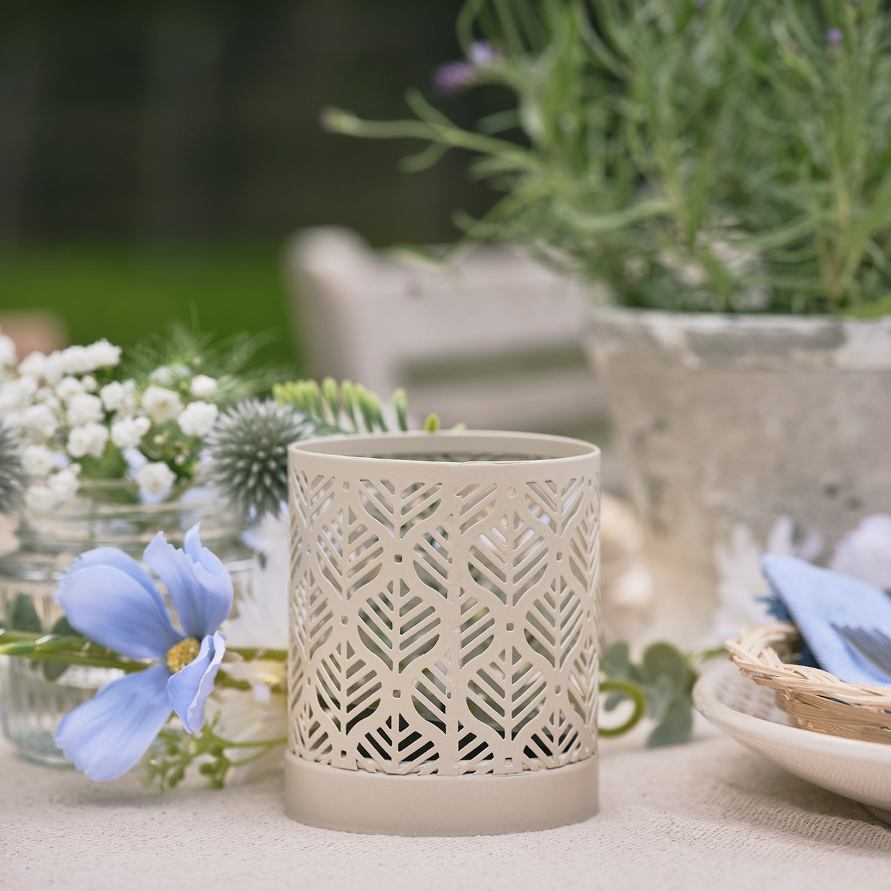 Solarlaterne mit Blattmuster aus Metall | Lights4fun