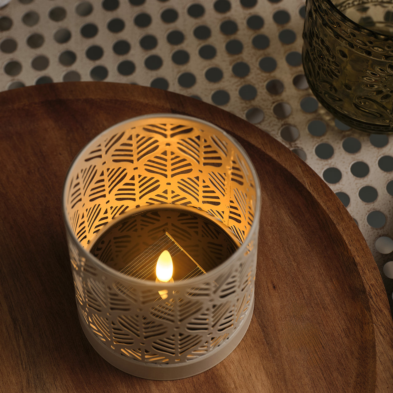 Solarlaterne mit Blattmuster aus Metall | Lights4fun